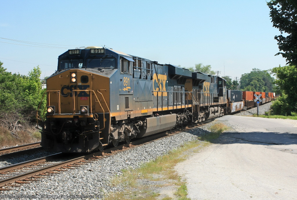 CSX 891 and train Q121